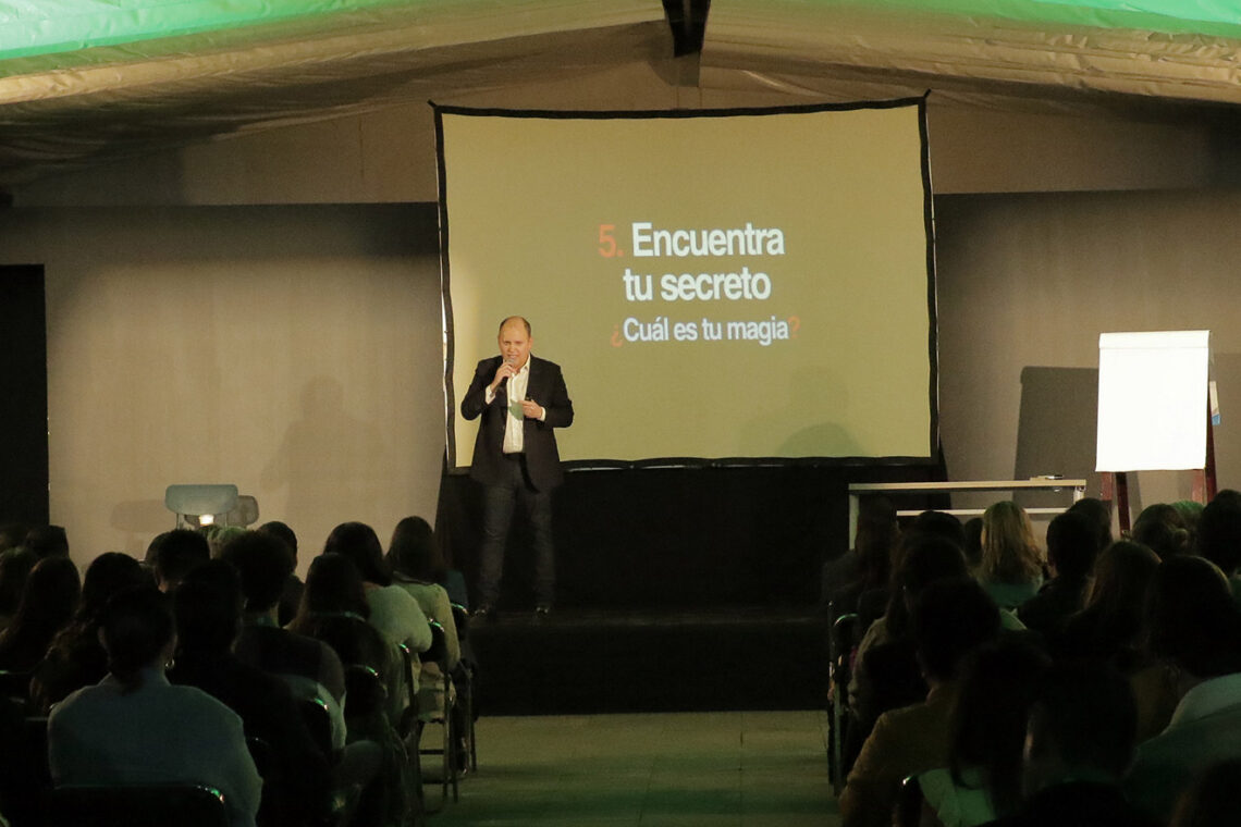 UP recibe la magia de Juan Pablo Neira | Universidad Panamericana